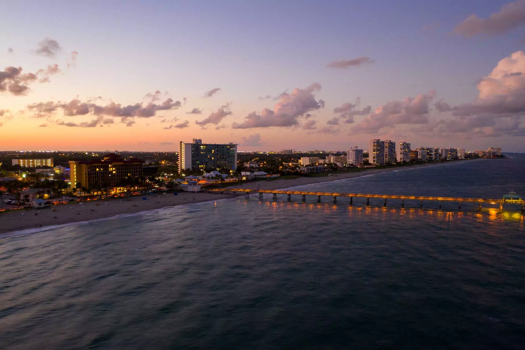 Puesta de sol sobre el panorama aéreo de drones de Deerfield Beach FL