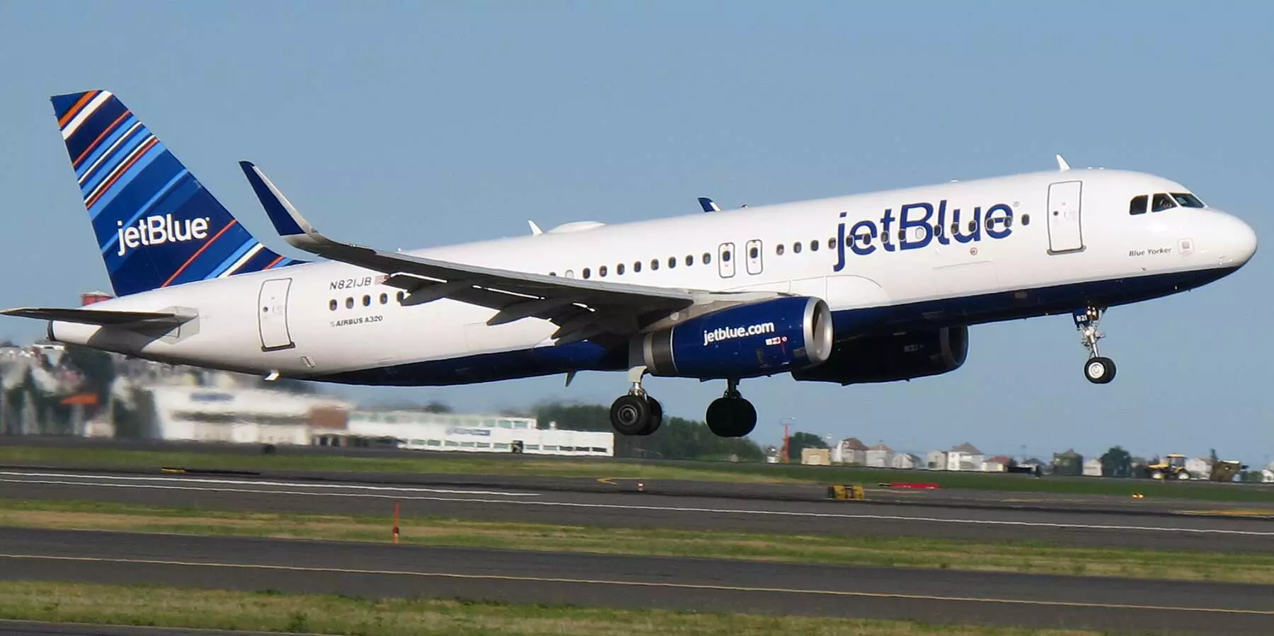 “JetBlue” şu tomus 49 dollarlyk uçuş we ýerli söwda bilen NYC-ni belleýär