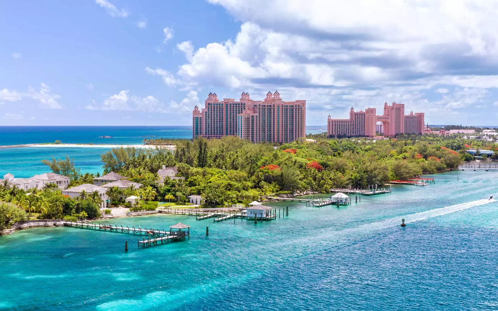 Praia em Nassau, Bahamas em um dia ensolarado