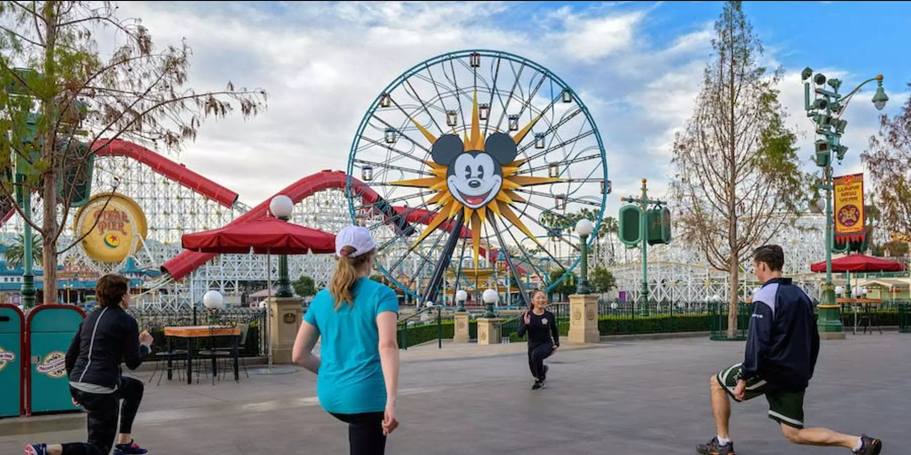 La Novaj Trejnaj Klasoj de Disneyland Prenas Vin Enen de la Temo-Parkoj Antaŭ ol Ili Malfermiĝas