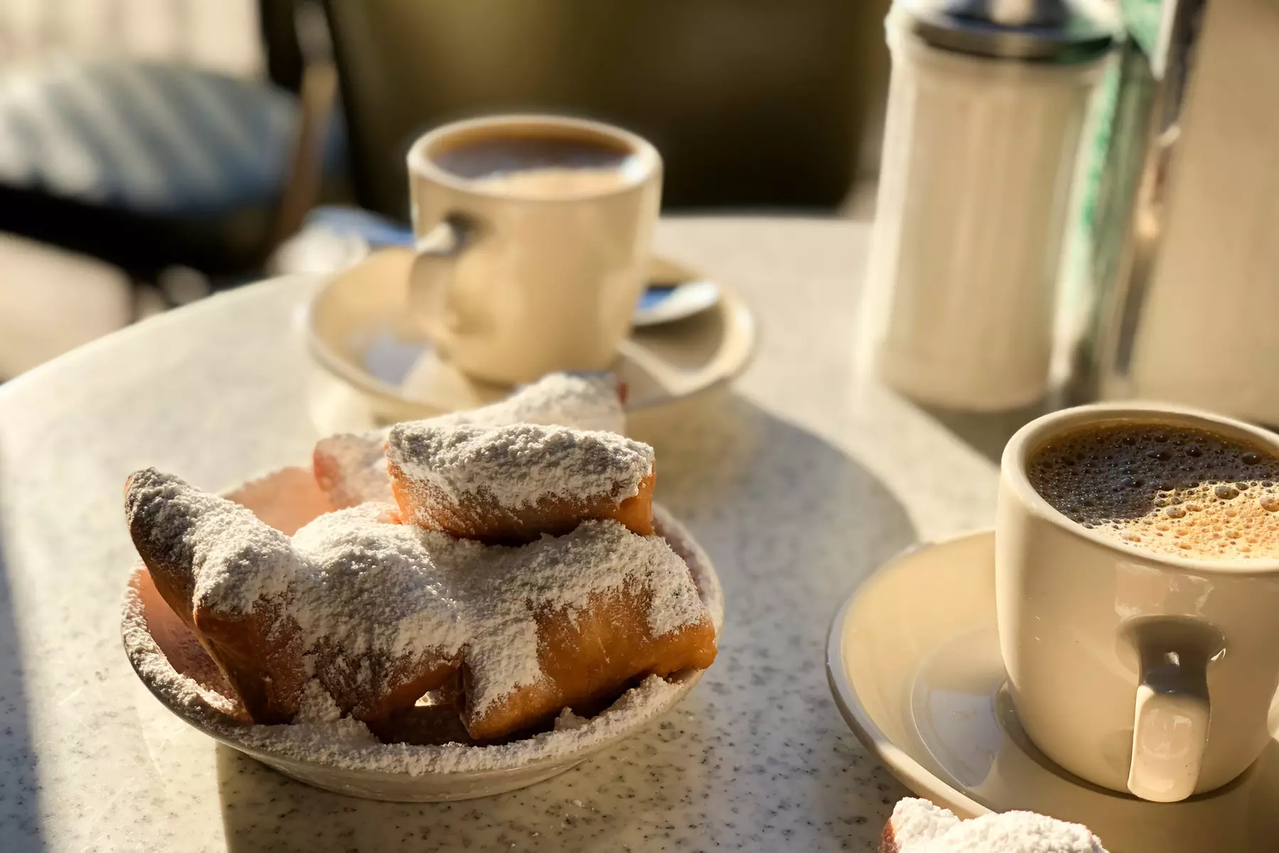 Cafe Du Monde Beignets và Cafe Au Lait ở New Orleans