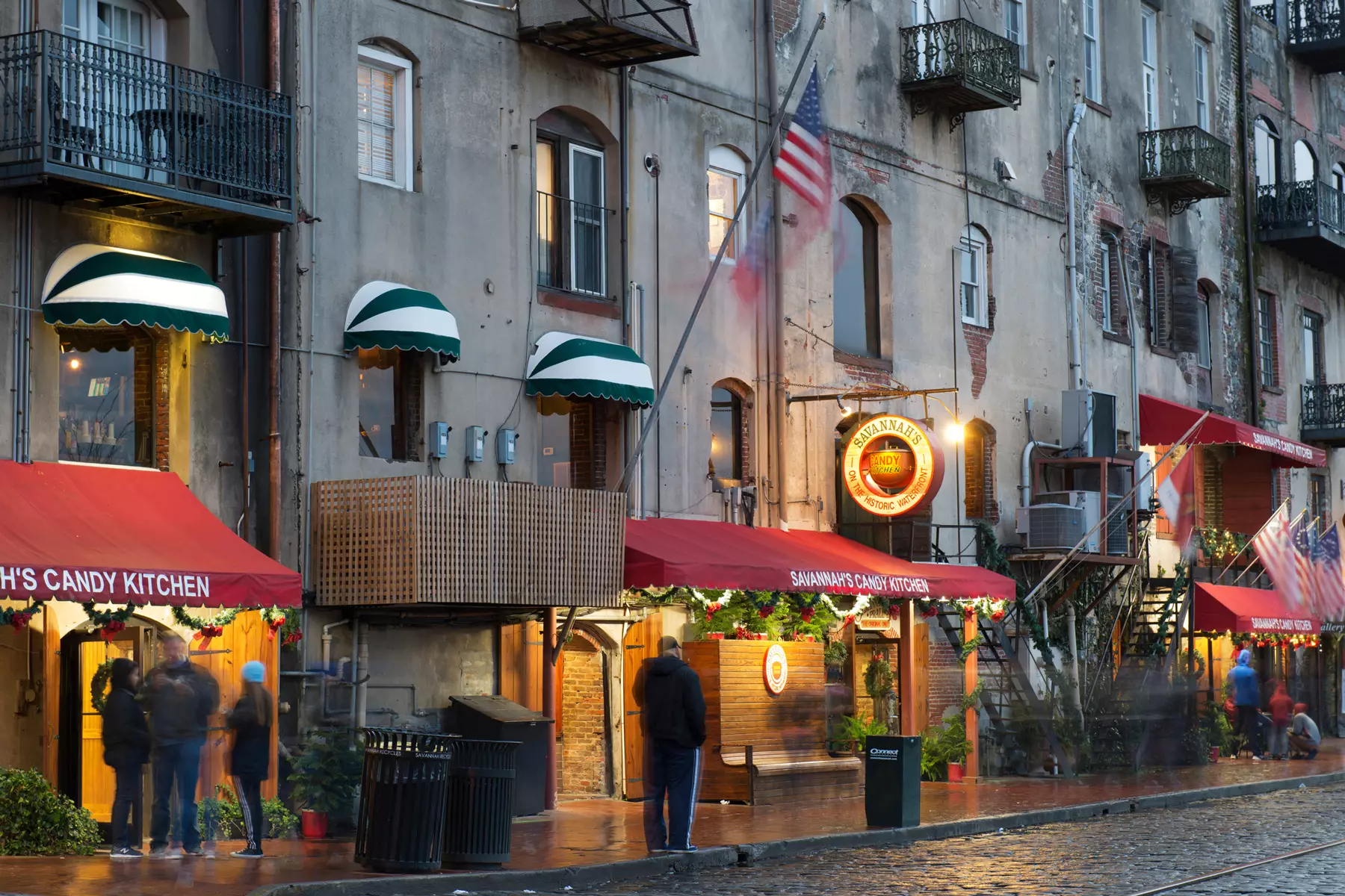 Folk utenfor Savannah's Candy Kitchen på River Street i Savannah