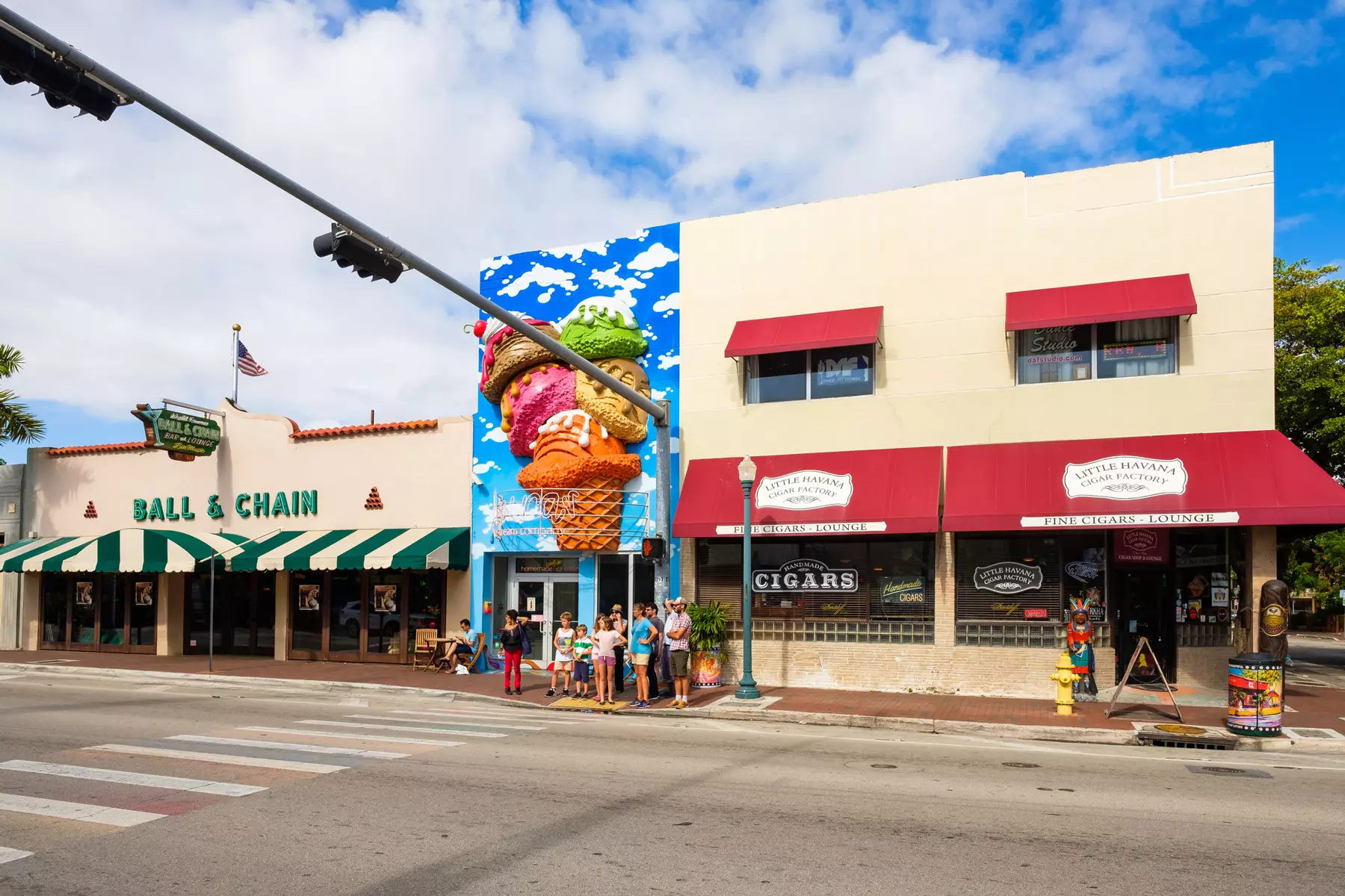 Little Havana ເປັນສະຖານທີ່ທ່ອງທ່ຽວຍອດນິຍົມໃນເຂດ Eight Street ທີ່ມີສີສັນໜ້າຮ້ານ.