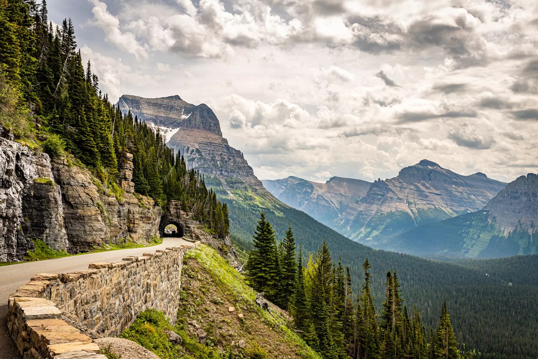 Glacier National Park na Rocky Mountain Range nke Montana.