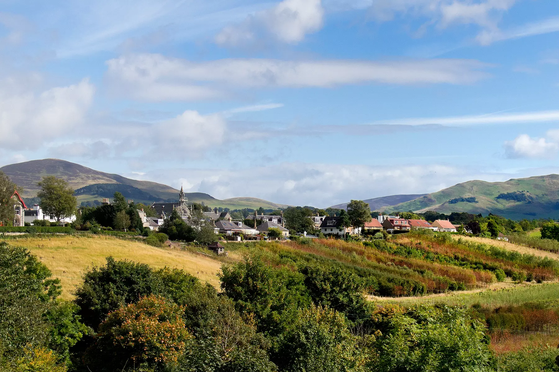 כפר רוסלין, ביתה של קפלת רוסלין בנוף מתגלגל ליד אדינבורו סקוטלנד בריטניה