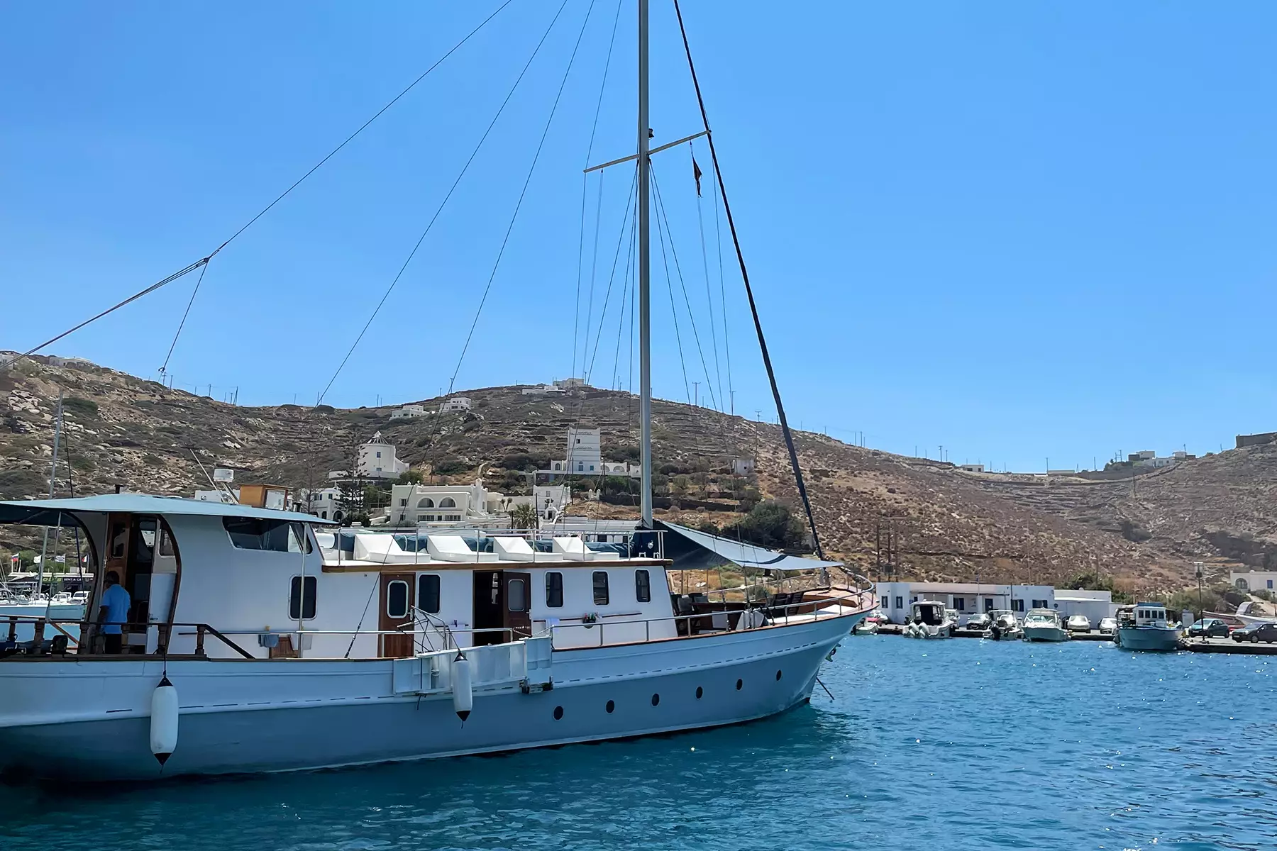 Barcos en el puerto de ferris de Ios, Grecia