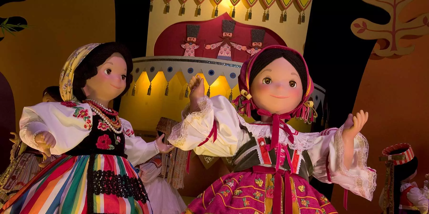 El video de TikTok revela cómo 'It's a Small World' de Disney se vuelve un poco espeluznante después del anochecer