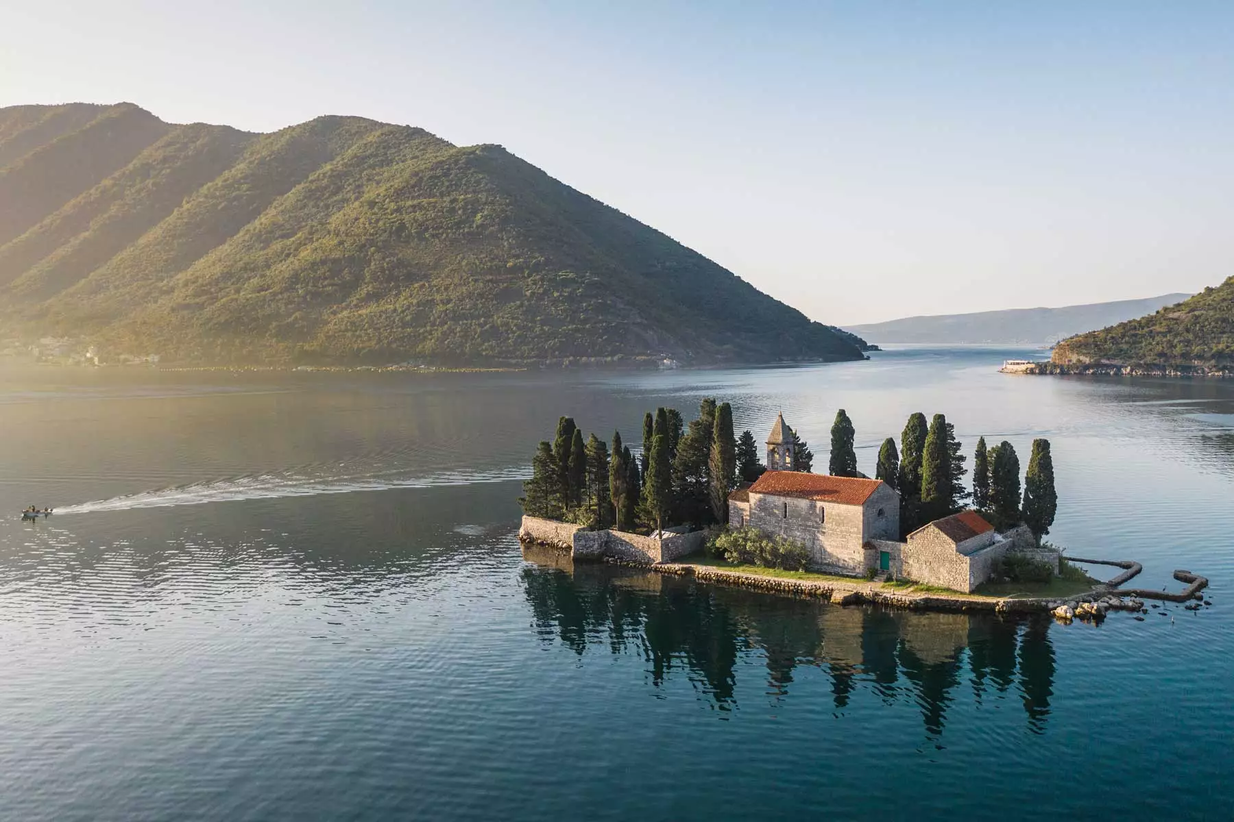 Isakhiwo sezindela esiqhingini e-Bay of Kotor, eMontenegro