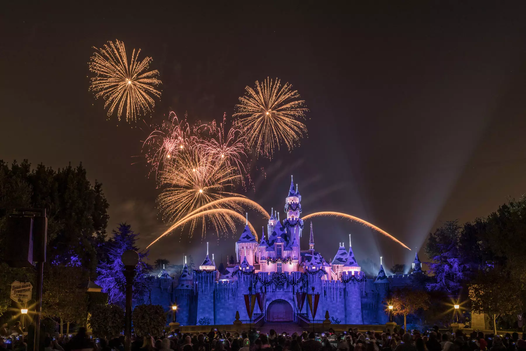 Fataki za ‘Amini...Katika Uchawi wa Likizo’ hurejeshwa kwa kuvutia Disneyland Park wakati Disneyland Resort itakapobadilika kwa ajili ya msimu wa likizo kuanzia Novemba 12, 2021, hadi Januari 9, 2022.