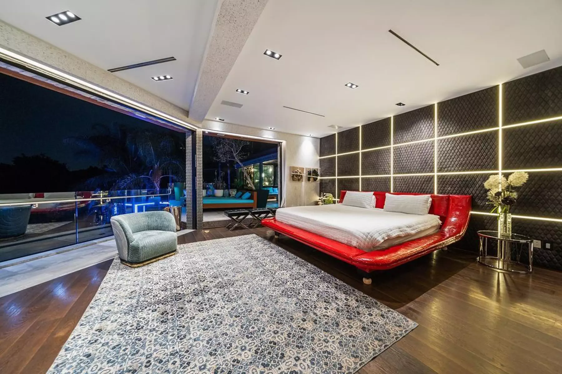 Interior kamar turu ing The Sunset View Mansion