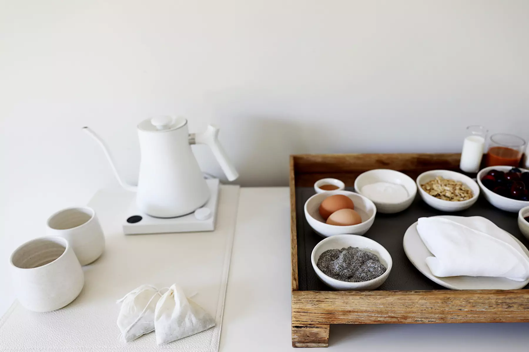 Vassoio per la colazione in camera di Shou Sugi Ban Inn con preparazione del tè