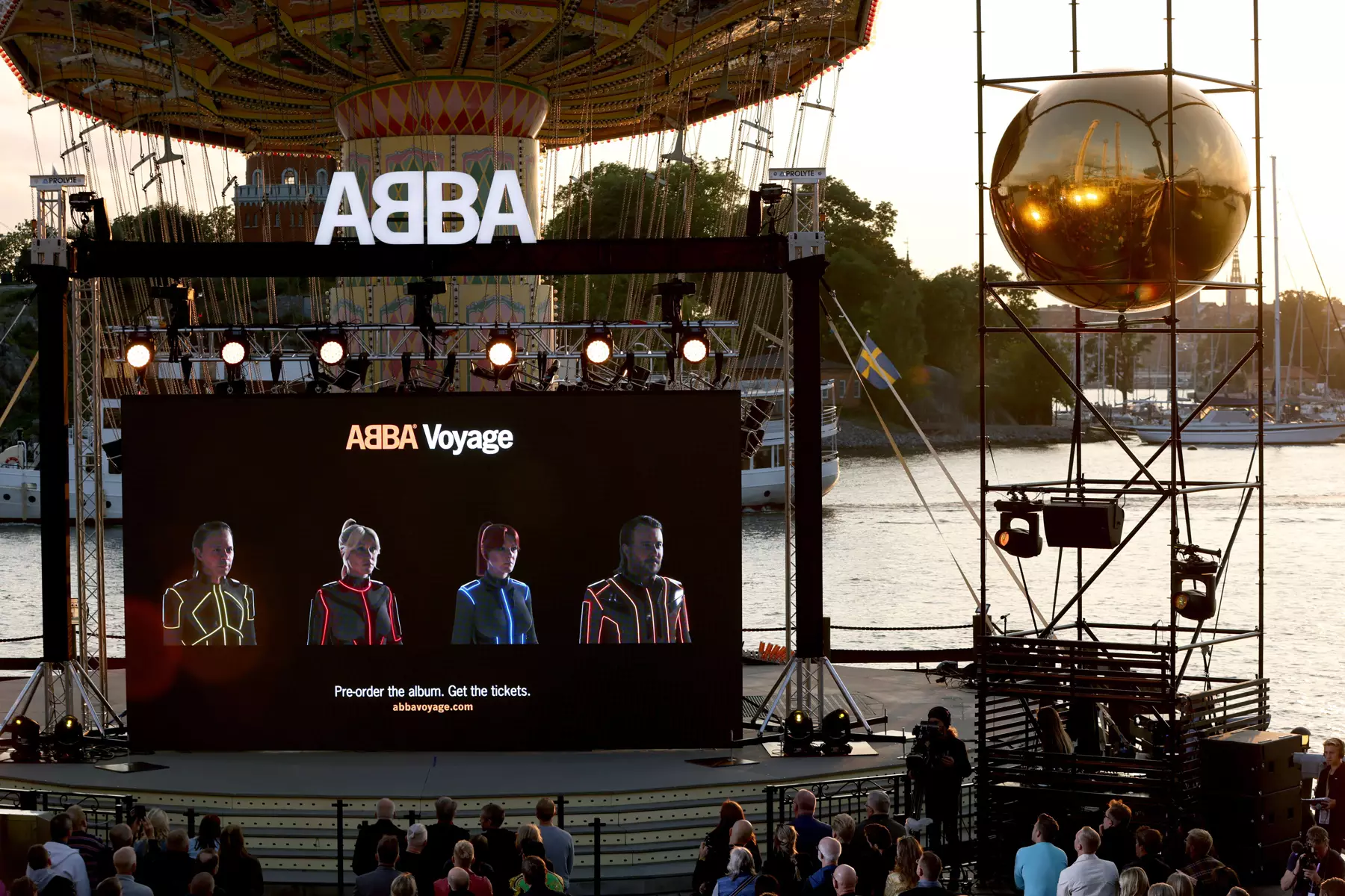 Medlemmer af den svenske gruppe ABBA ses på en udstilling under deres Voyage-arrangement i Grona Lund, Stockholm,