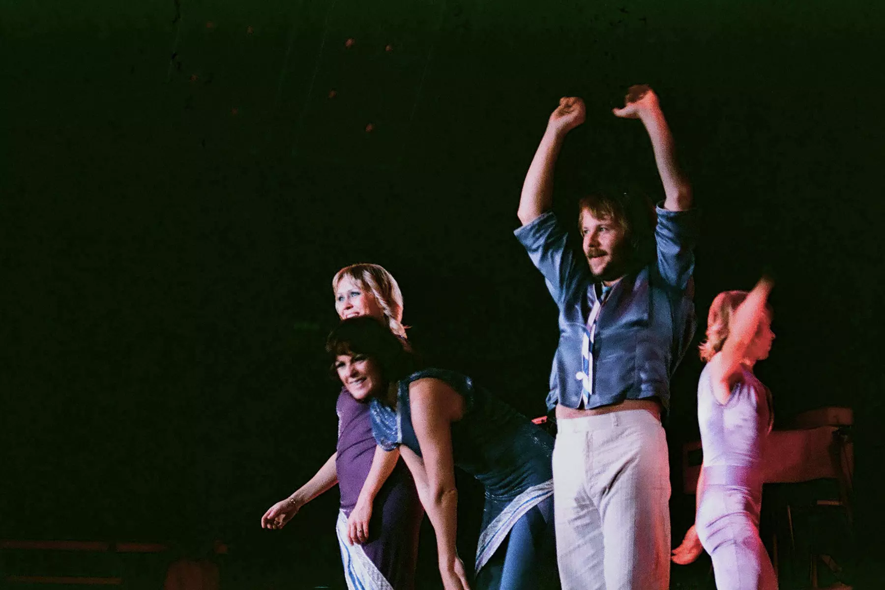 gnetha Faltskog, Anni-Frid Lyngstad, Benny Andersson og Bjorn Ulvaeus fra ABBA optræder på scenen på Wembley Arena den 8. november 1979 i London, Storbritannien.