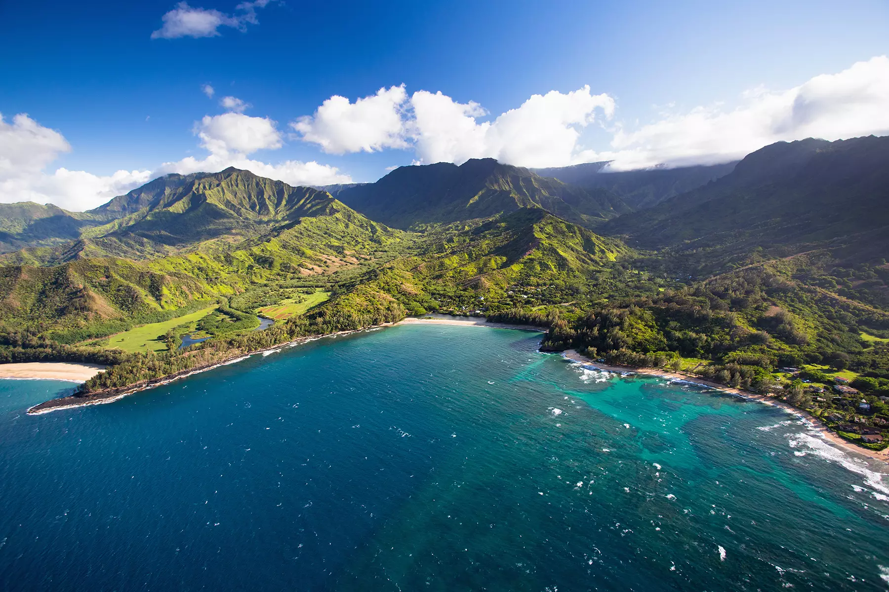 Pemandangan indah Kauai dari atas di ujung jalan di Pesisir Utara.