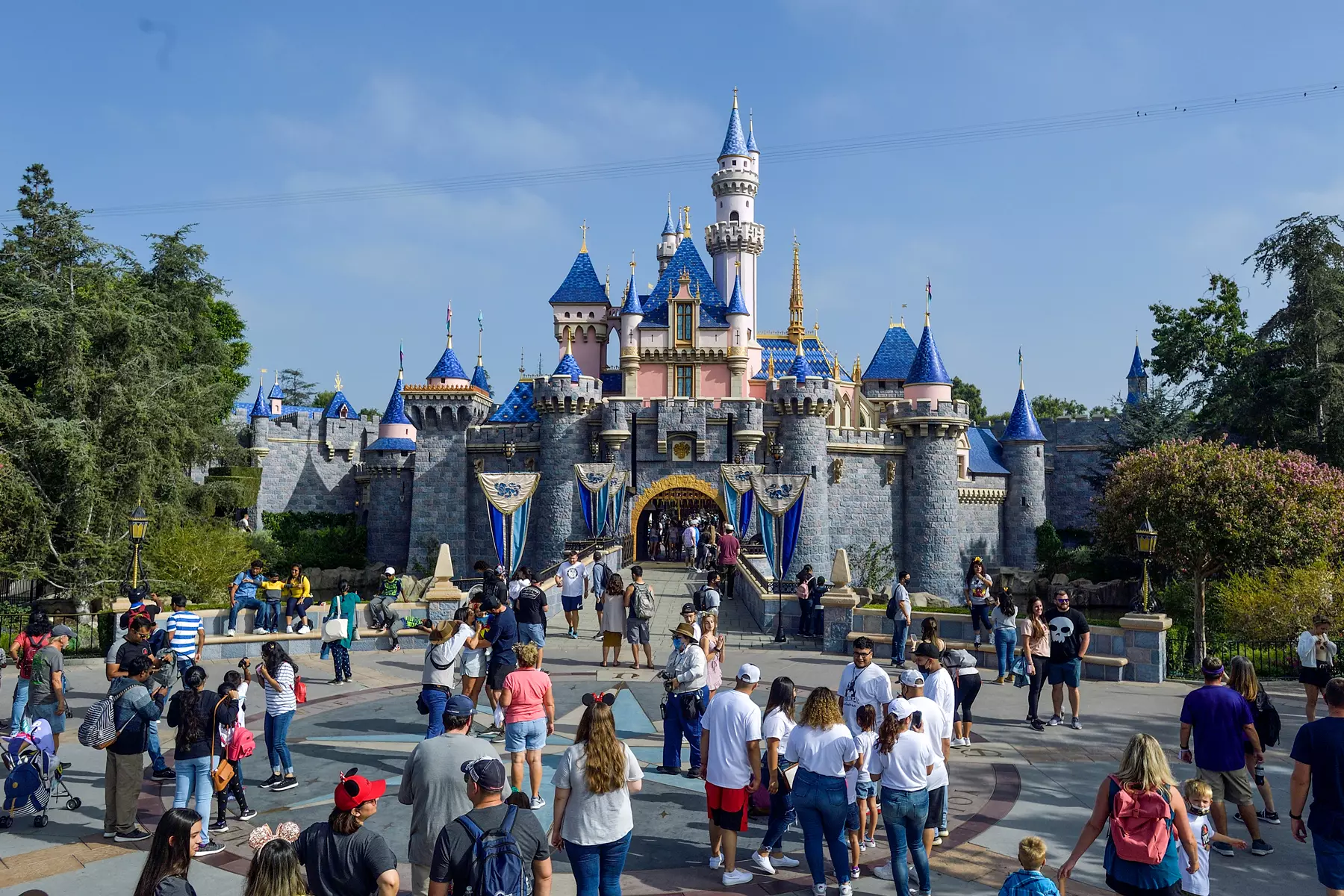 جمعہ 3 ستمبر 2021 کو Anaheim، CA میں Disneyland کے اندر سلیپنگ بیوٹی کیسل کے سامنے ڈزنی لینڈ کے زائرین۔