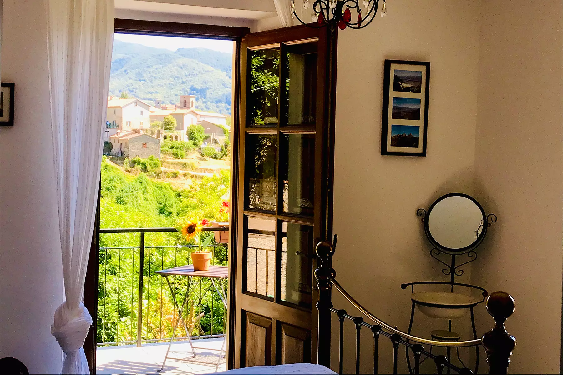 vista desde un dormitorio da vila do norte da Toscana