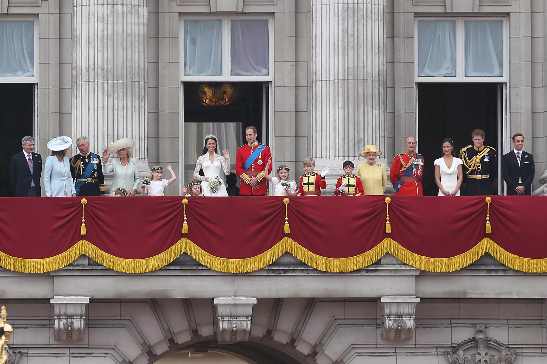 Ukubulisa isihlwele esivela kwibalcony eBuckingham Palace kwiNkosana uWilliam, uDuke waseCambridge kunye noCatherine, iDuchess yomtshato waseCambridge