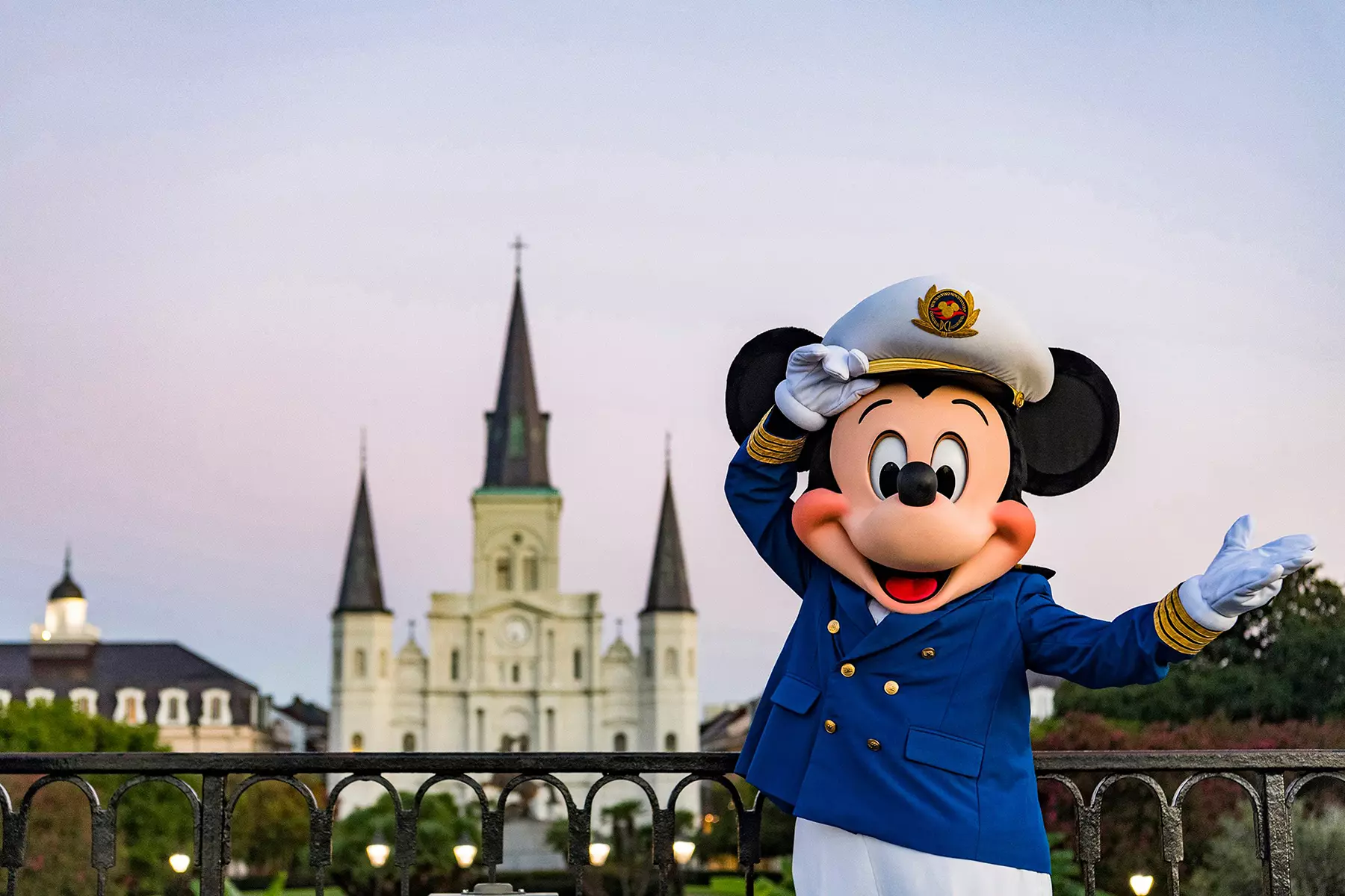 Mickey Disney Cruise Linerako jantzi zen