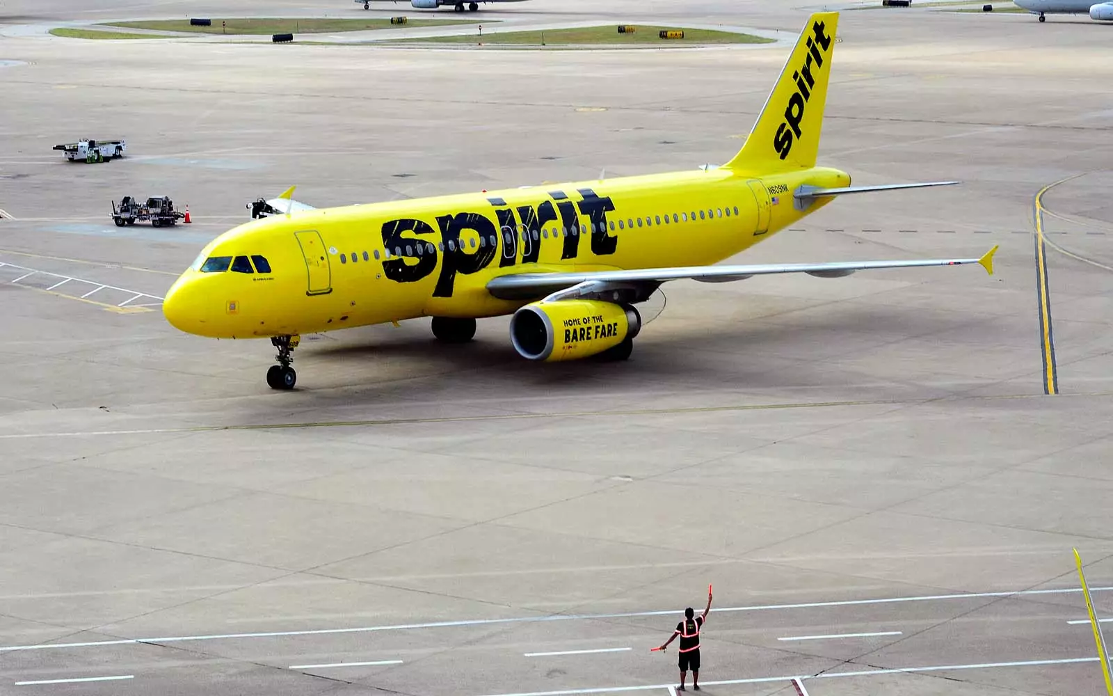 A Spirit Airlines Airbus A320 táxis a jato de passageiros no Aeroporto Internacional de Dallas/Fort Worth