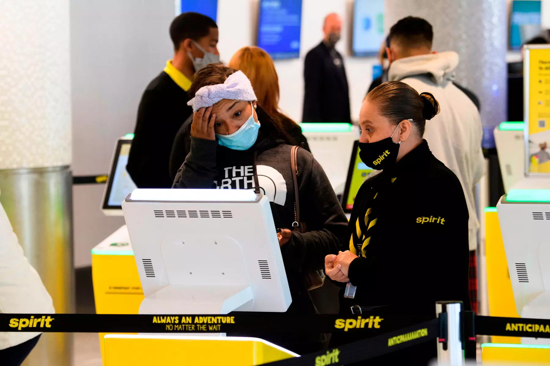 Egy utas bejelentkezik a Spirit Airlines járatára a Los Angeles-i nemzetközi repülőtéren a hálaadás ünnepe előtt Los Angelesben, Kaliforniában, 2020. november 25-én