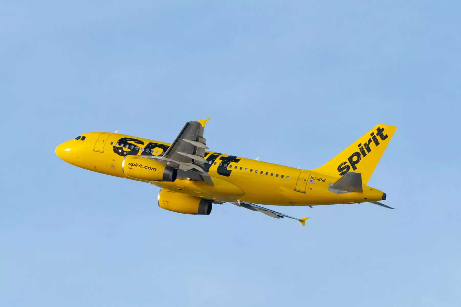 Spirit Airlines Airbus A319-132 decola do Aeroporto Internacional de Los Angeles em 13 de janeiro de 2021 em Los Angeles, Califórnia.