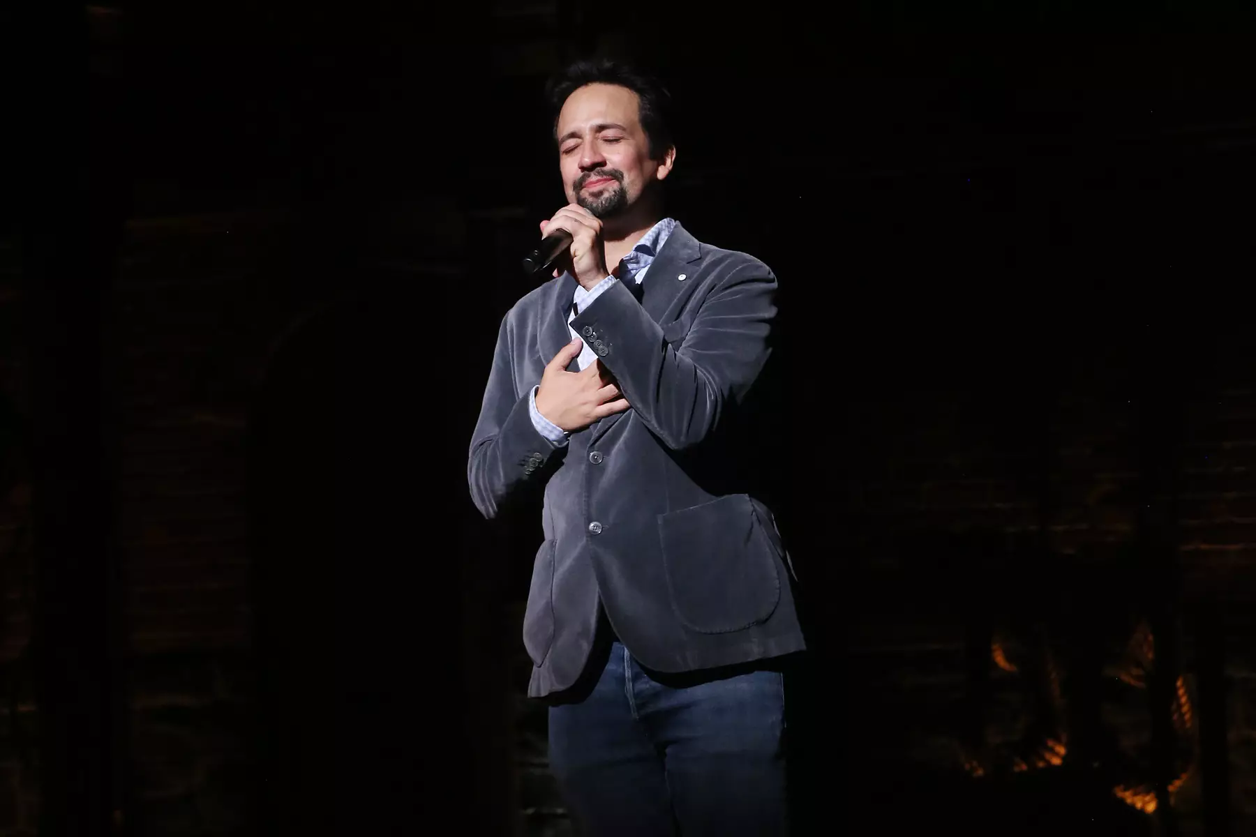 Lin-Manuel Miranda ferrast it publyk en wolkom se werom nei Broadway by de Re-Opening fan