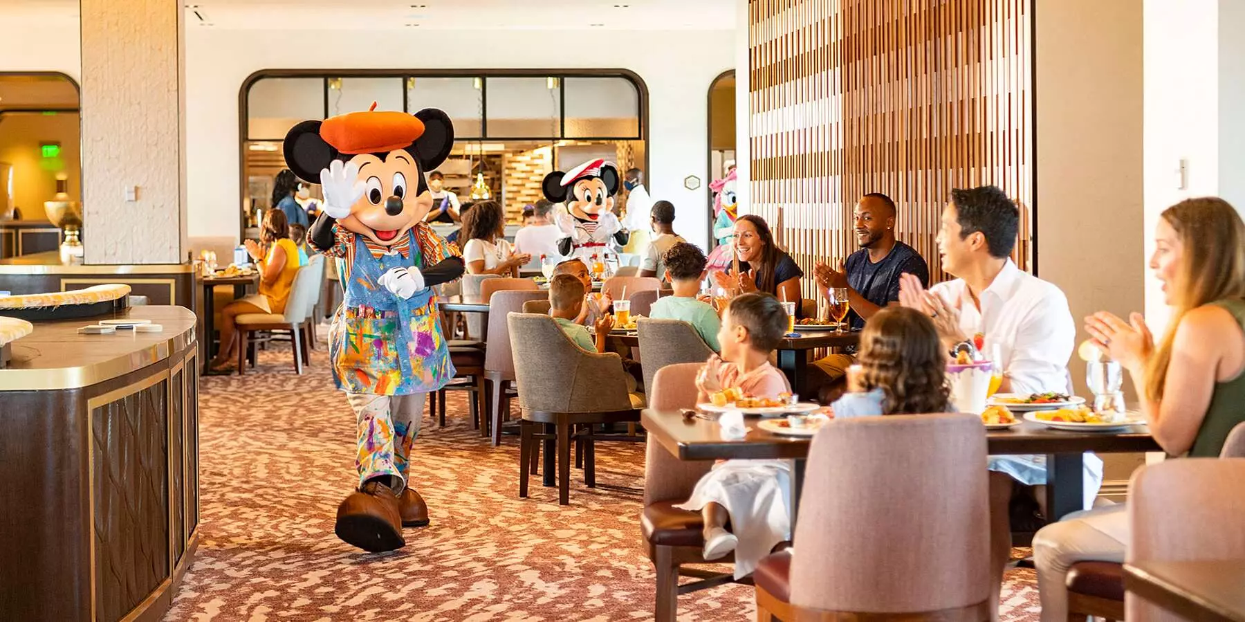 20 ta eng yaxshi Disney dunyosi restoranlari, xarakterli taomlardan tortib noyob barlargacha