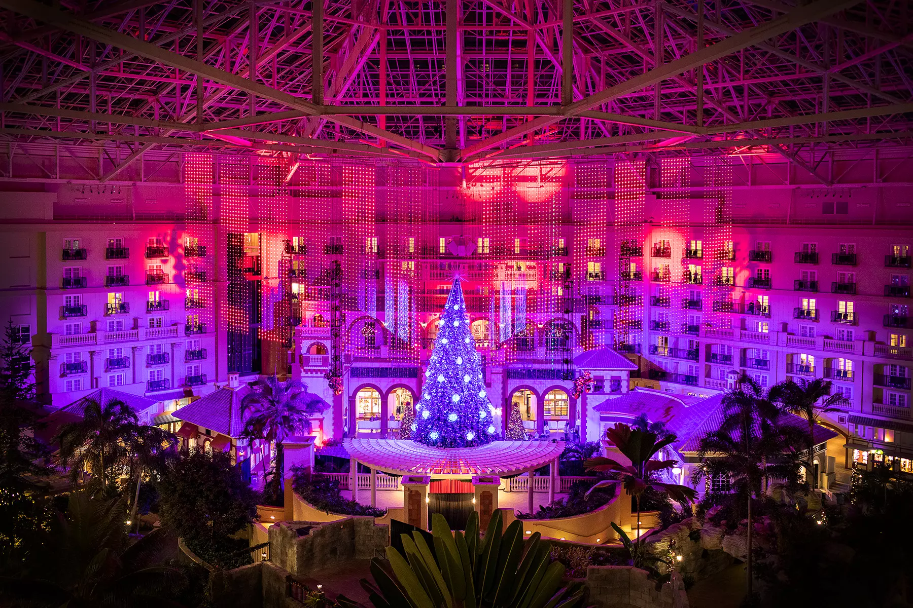 Gaylord Palms Resort & Convention Center украшен к Рождеству