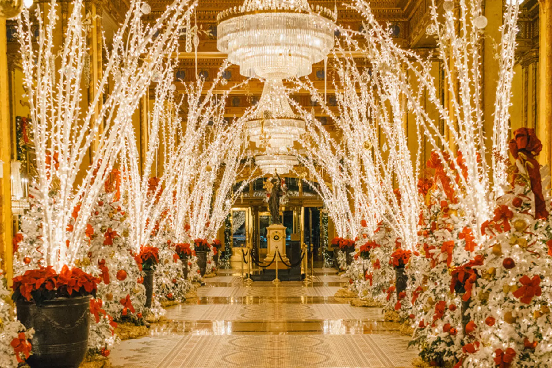 Новый Орлеан Рузвельта, отель Waldorf Astoria, украшенный к праздникам
