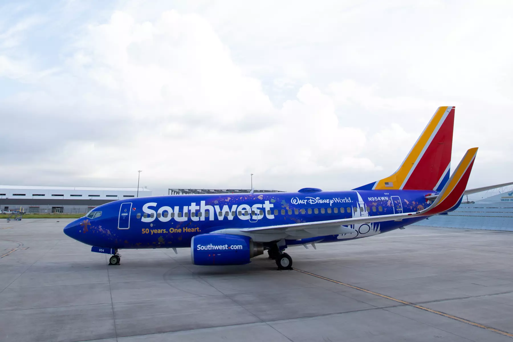 Die buitekant van die Southwest Airlines en Walt Disney World Resort vier 50ste herdenking van beide ikoniese handelsmerke met gedenkvliegtuie