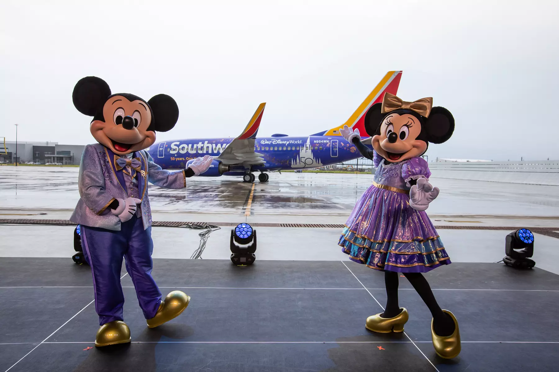 Mickey iyo Minnie oo wata diyaaradda Southwest Airlines/Walt Disney World Memorative Dayuuradaha