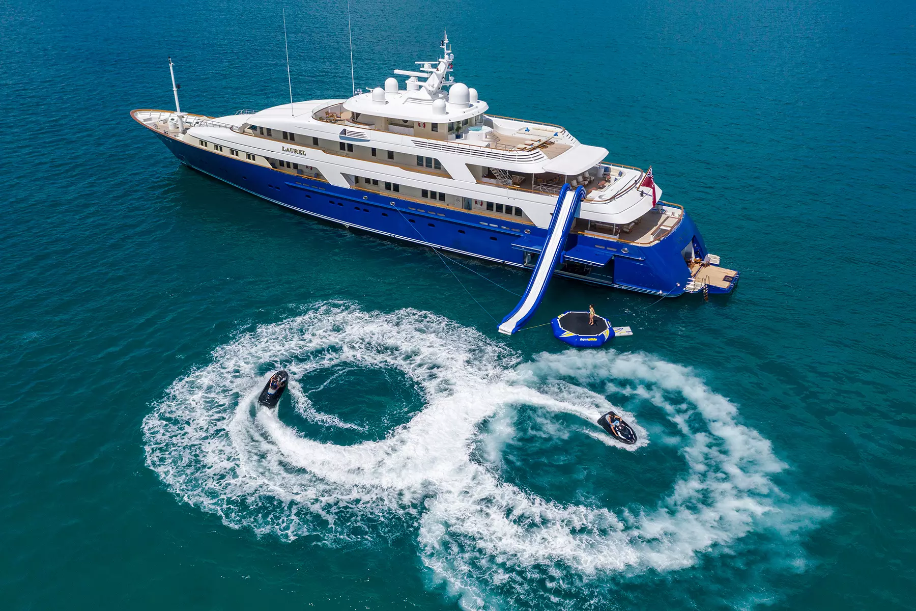 Aerial ofa IYC superyacht e nang le li-jetski tsa baeti