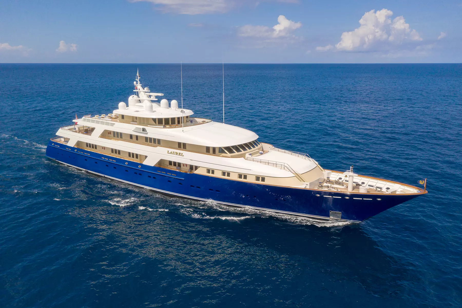 Ny ivelan'ny IYC superyacht