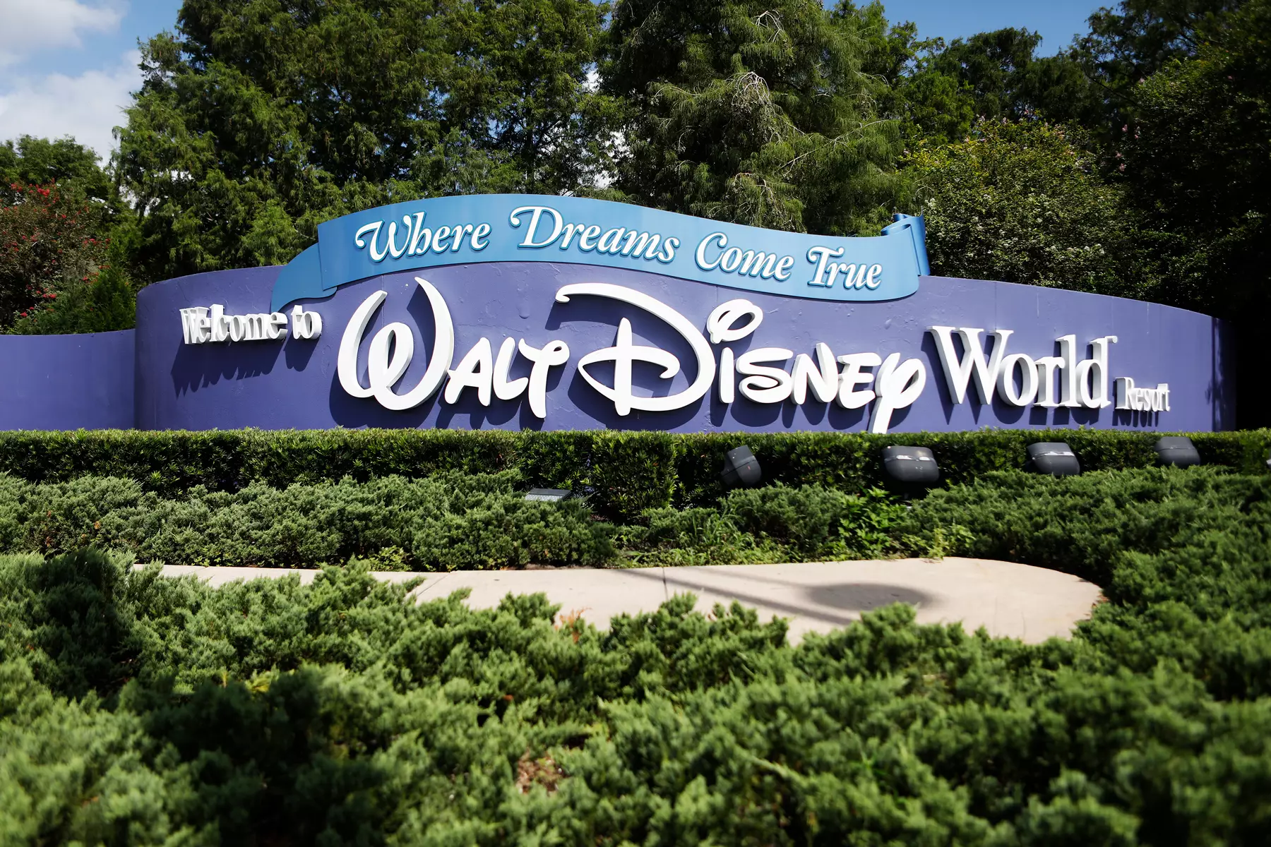 Mwonekano wa mlango wa bustani ya mandhari ya Walt Disney World tarehe 9 Julai 2020 katika Ziwa Buena Vista, Florida.