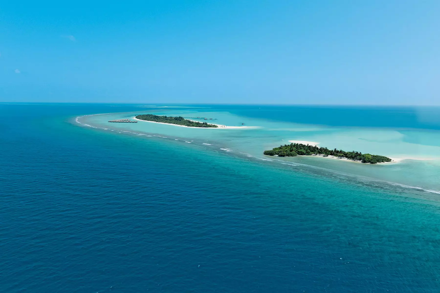 Aerial saib ntawm Six Senses Kanuhura, ntawm Private Island Hideaway ntawm Lhaviyani Atoll hauv Maldives