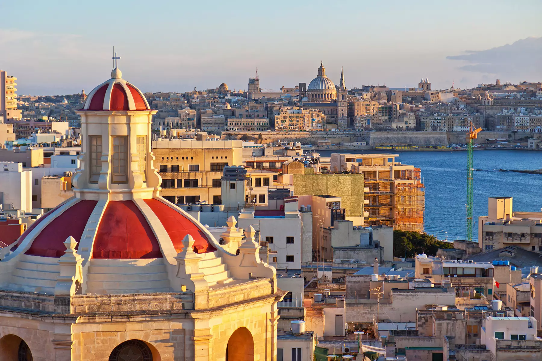 Dies ist ein Blick vom The Palace in Sliema über Valletta mit einer Kirche im Vordergrund