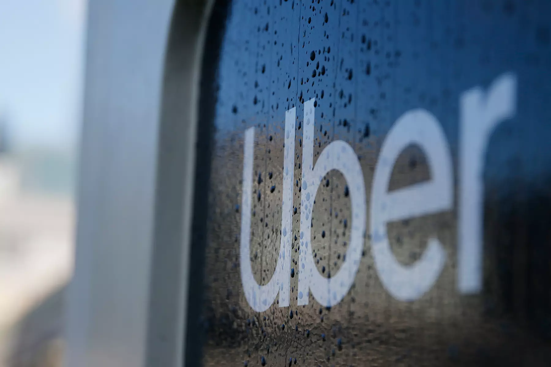 லண்டனில் உள்ள காரில் Uber லோகோவின் பொதுவான காட்சி