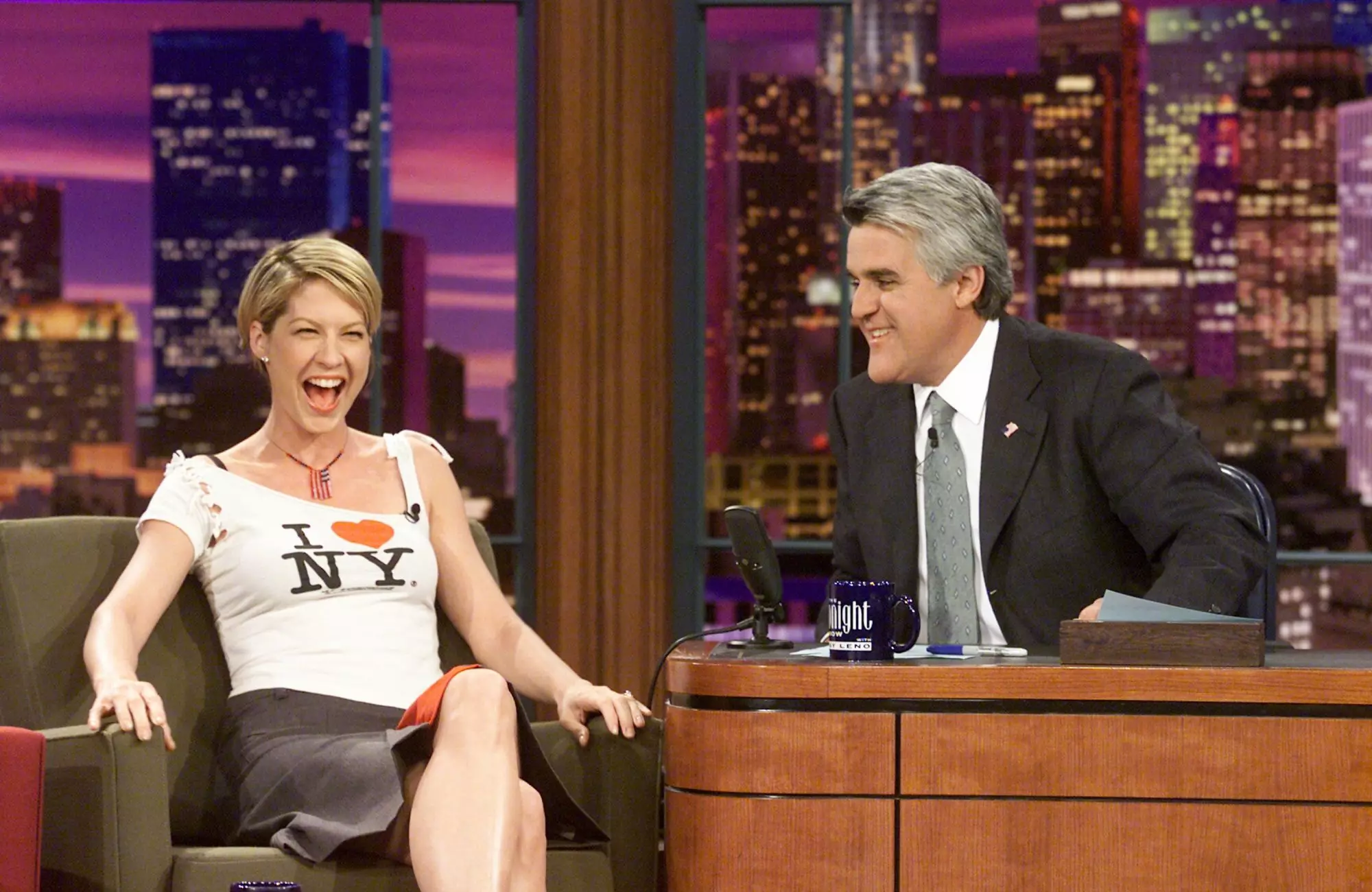 Ang aktres nga si Jenna Elfman atol sa interbyu sa host Jay Leno niadtong Oktubre 08, 2001.