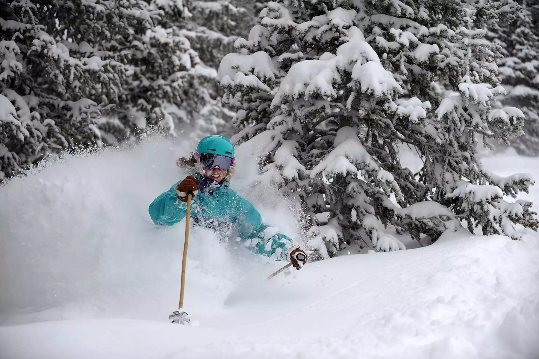 Skier by Snowbird yn Utah