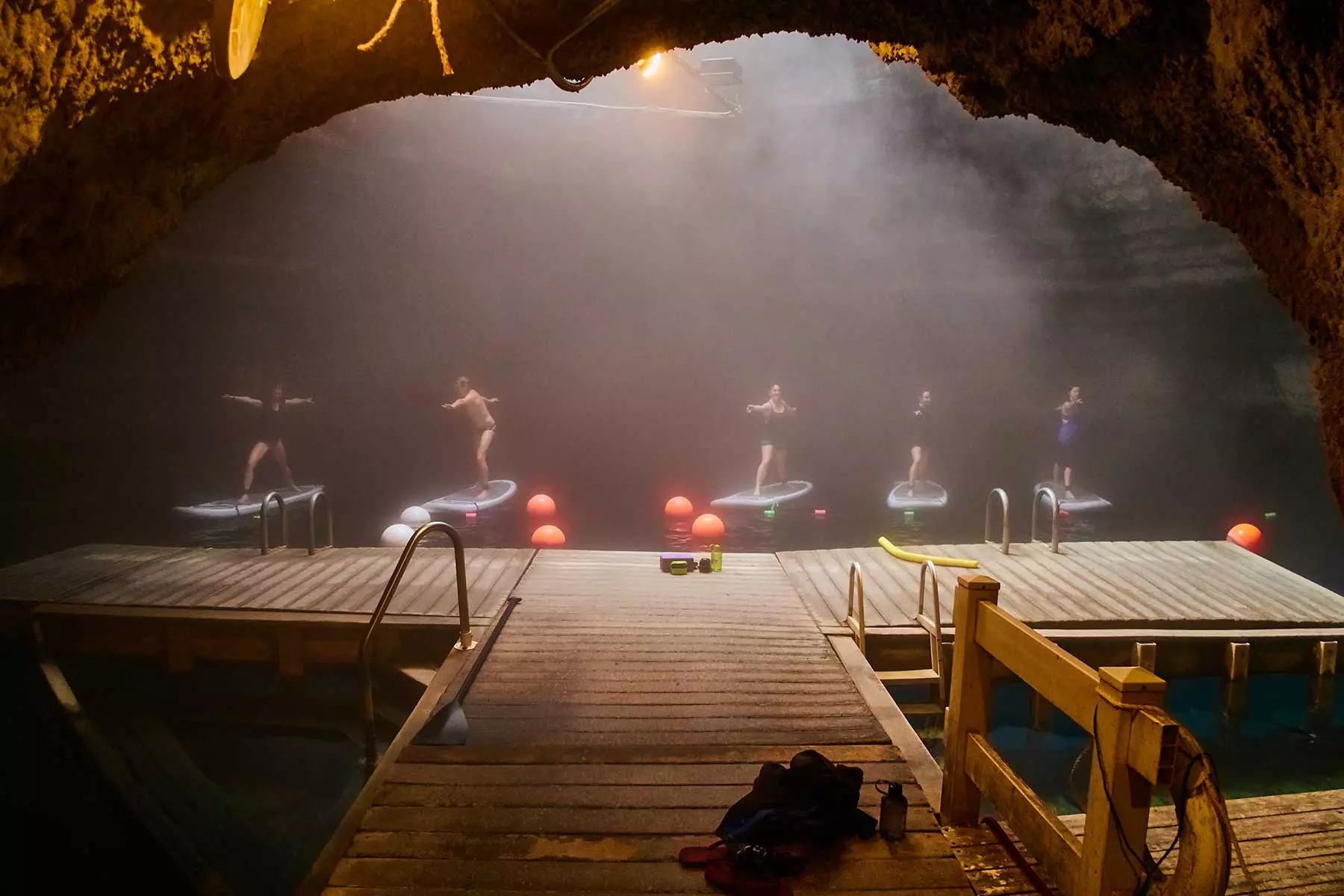 Paddleboard yoga by Homestead Crater yn Utah