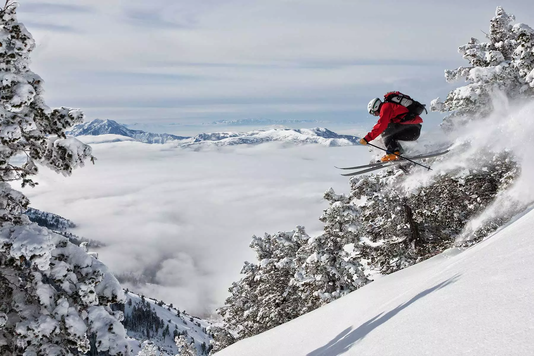 Skier akan Dutsen Powder a Utah