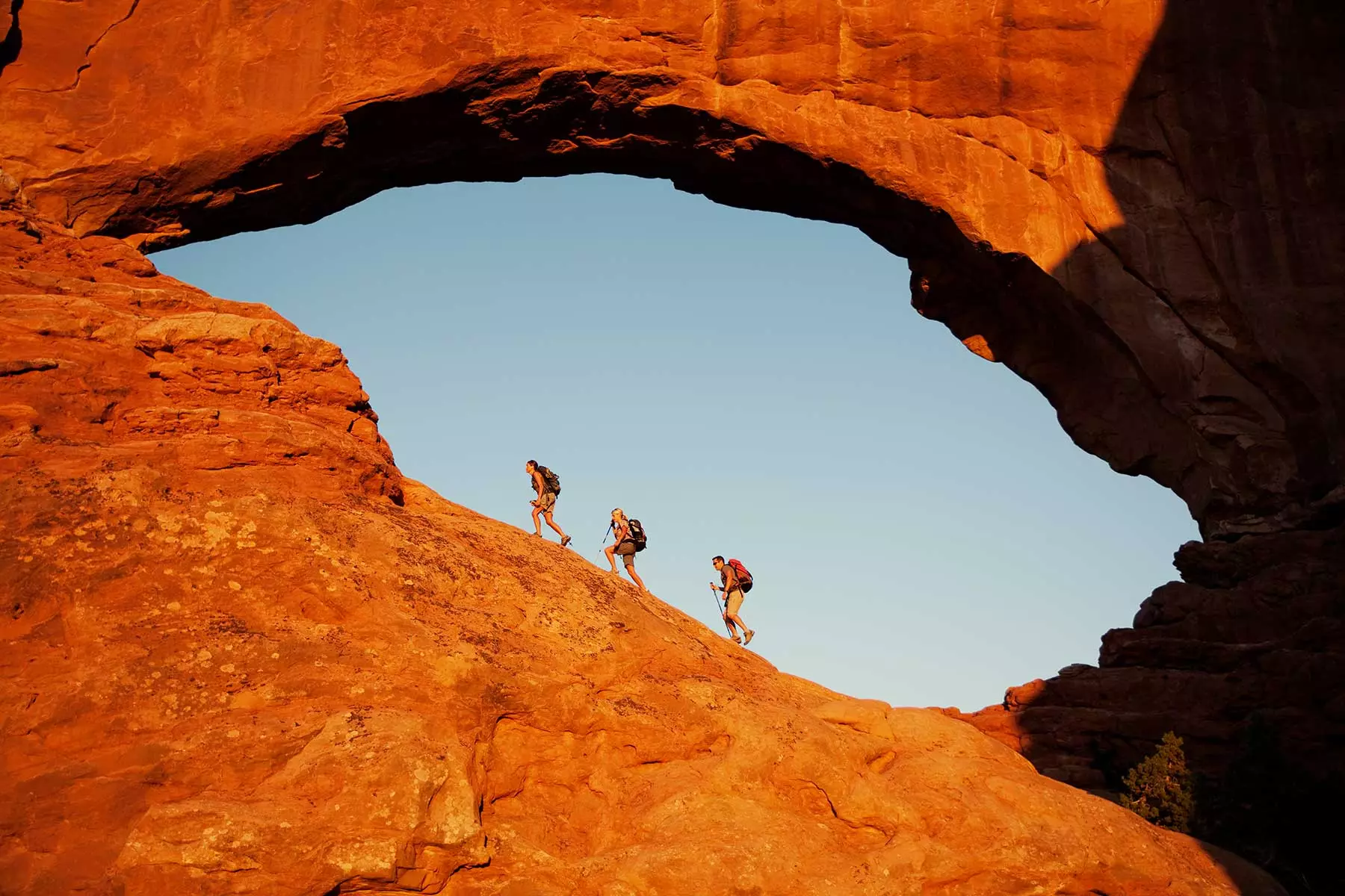 Hikers a cikin Arches National Park a Utah