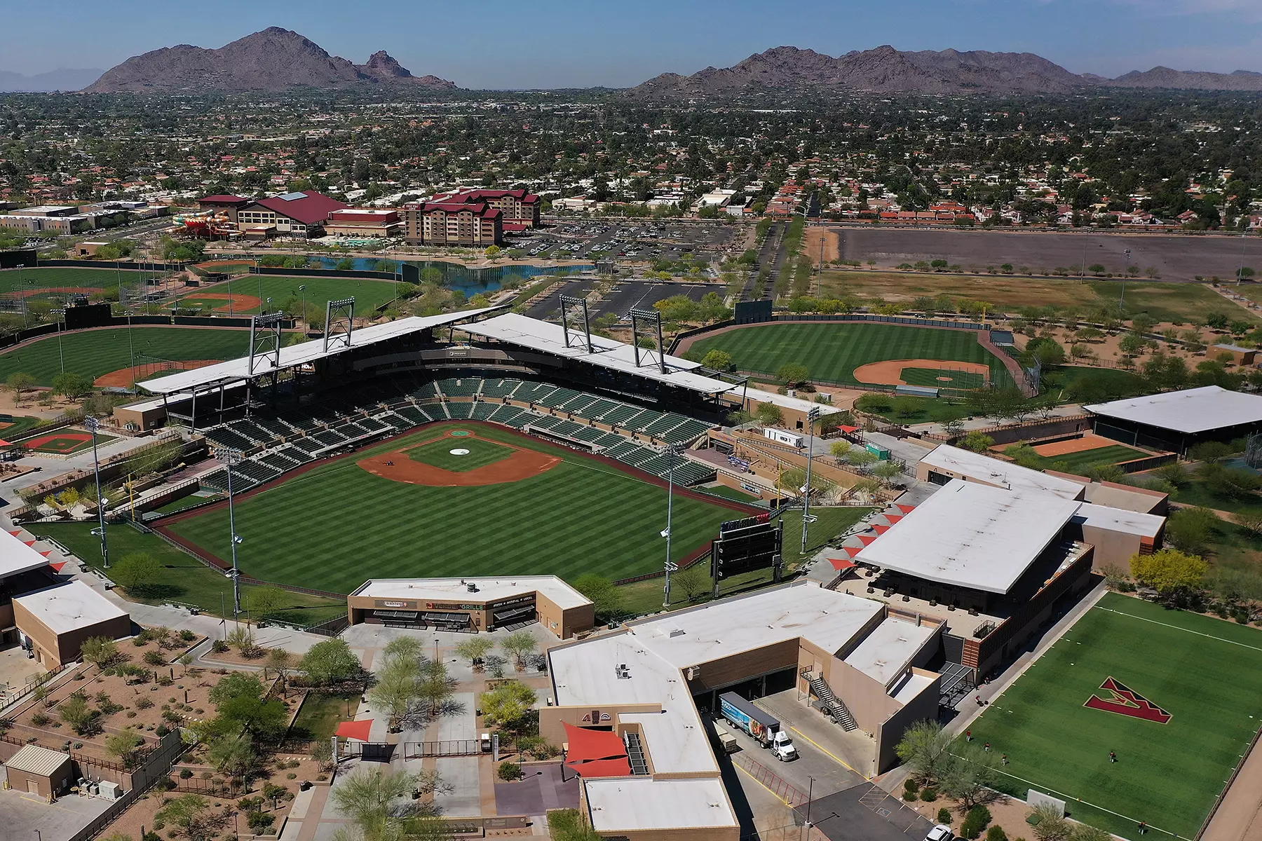 Eng Loftopklärung vu Salt River Fields um Talking Stick zu Scottsdale, Arizona.