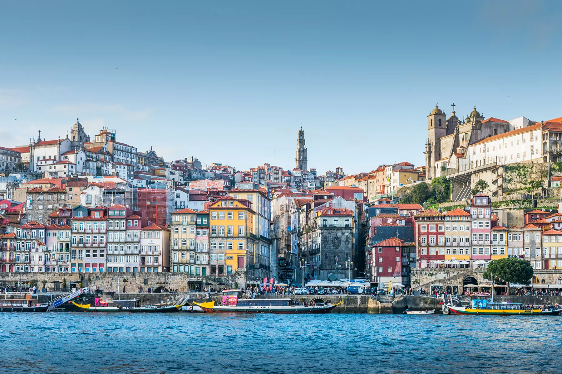 Portu Ardoaren itsasontzia Douro ibaian Porto Hiriarekin.