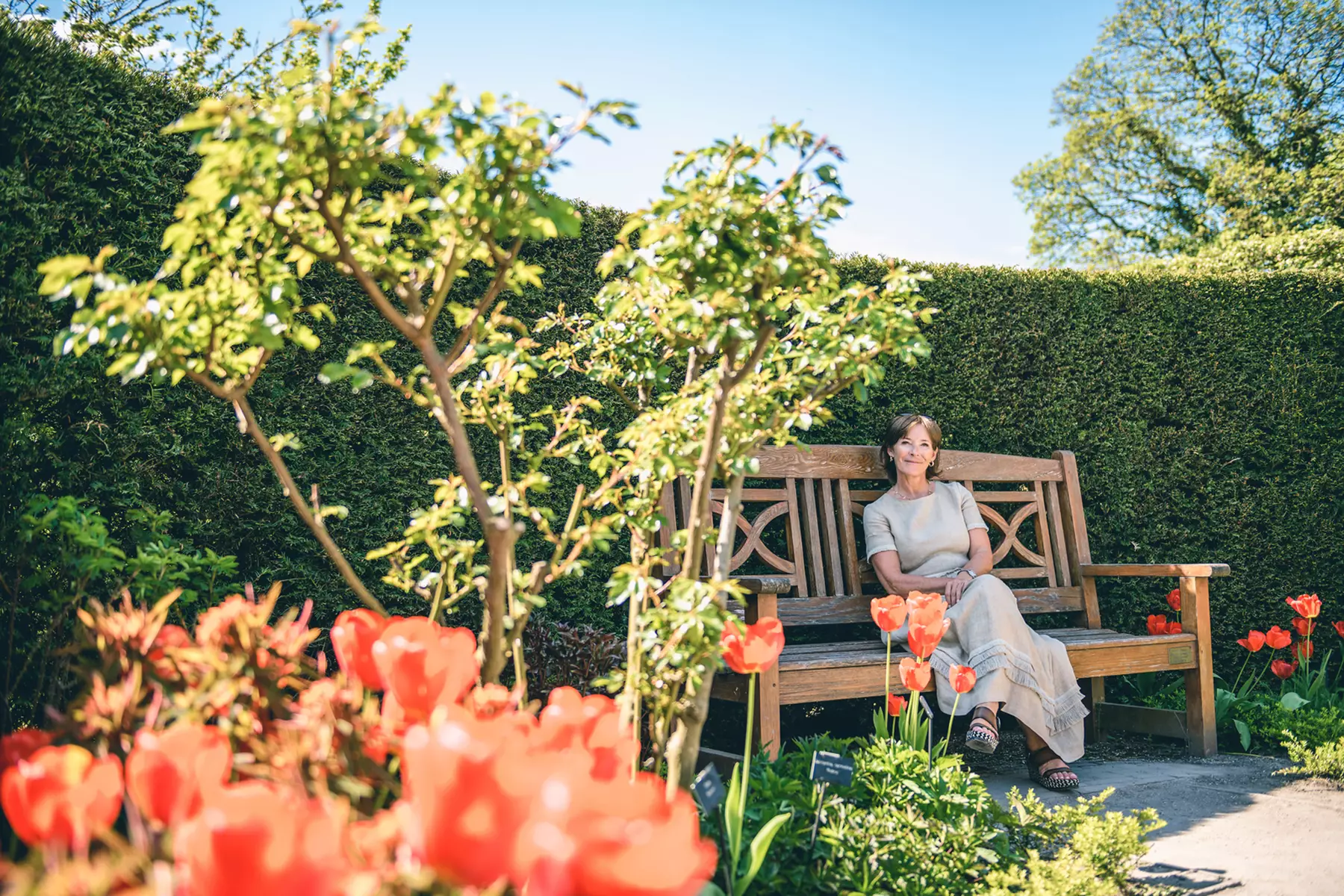 La duchessa di Northumberland nei giardini del castello di Alnwick