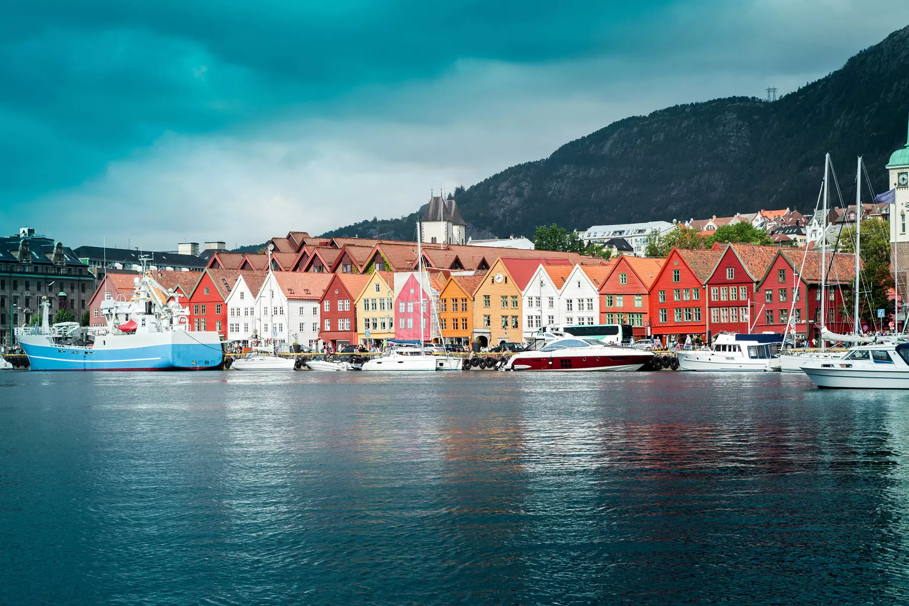 Kaitik Bergen hirirako bista egurrezko etxe koloretsuekin