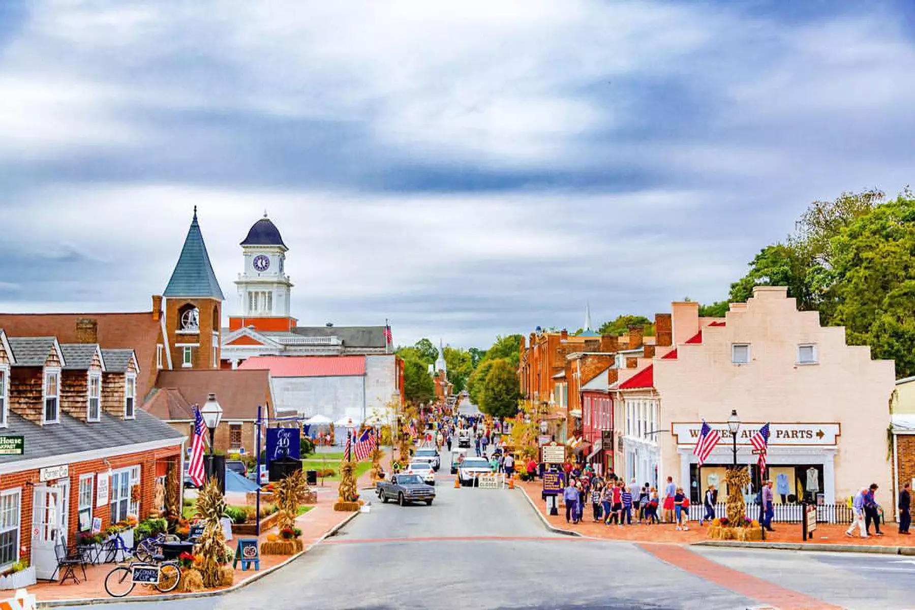 Personas en Main Street en Jonesborough, TN