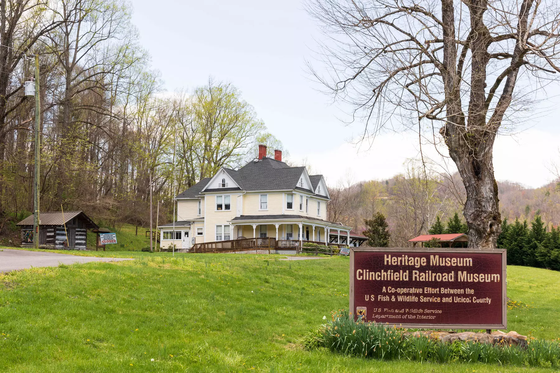 The Heritage Museum ndi Clinchfield Railroad Museum.