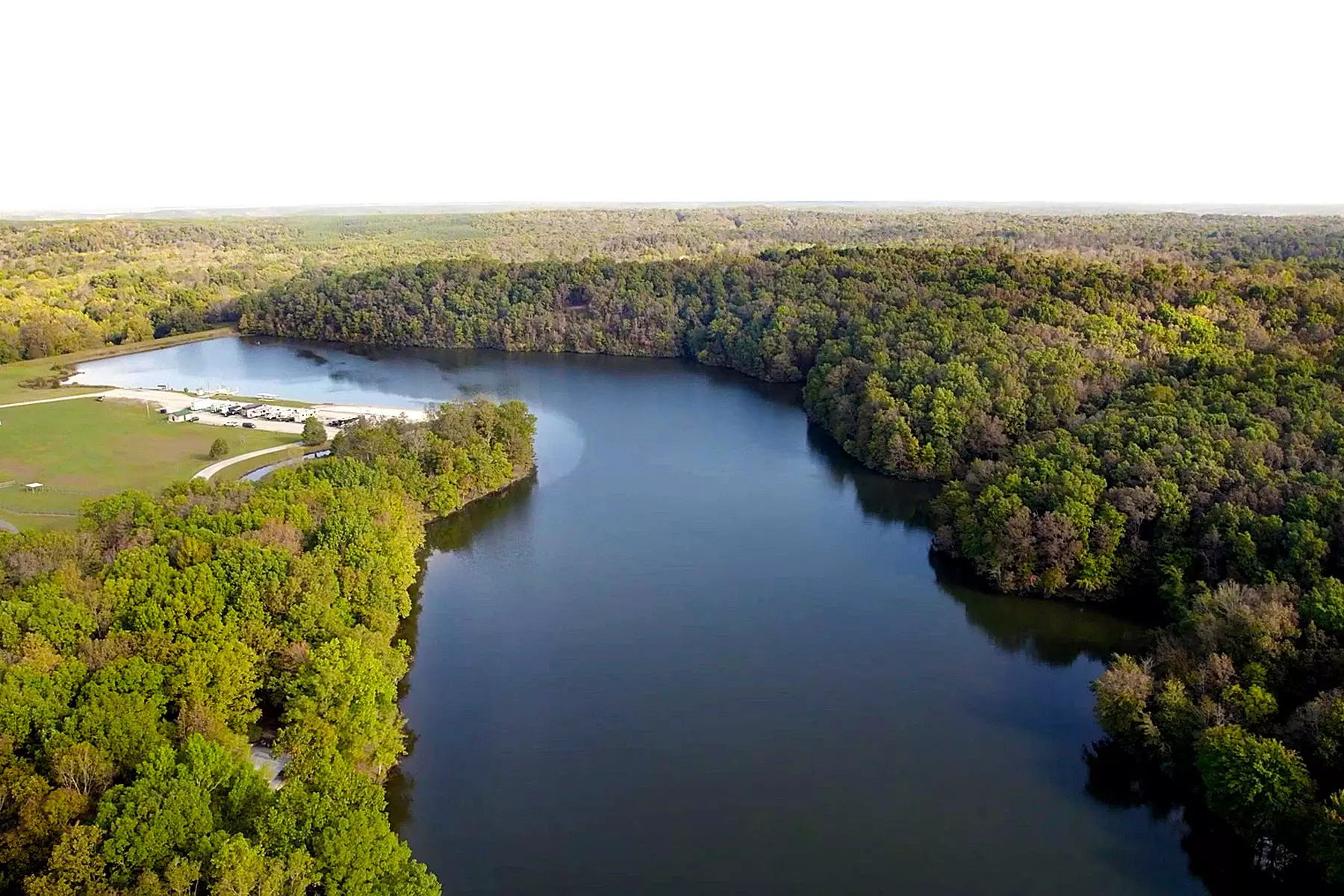 საჰაერო ხედი Natchez Trace, RV Campground და ტბა Hohenwald, TN