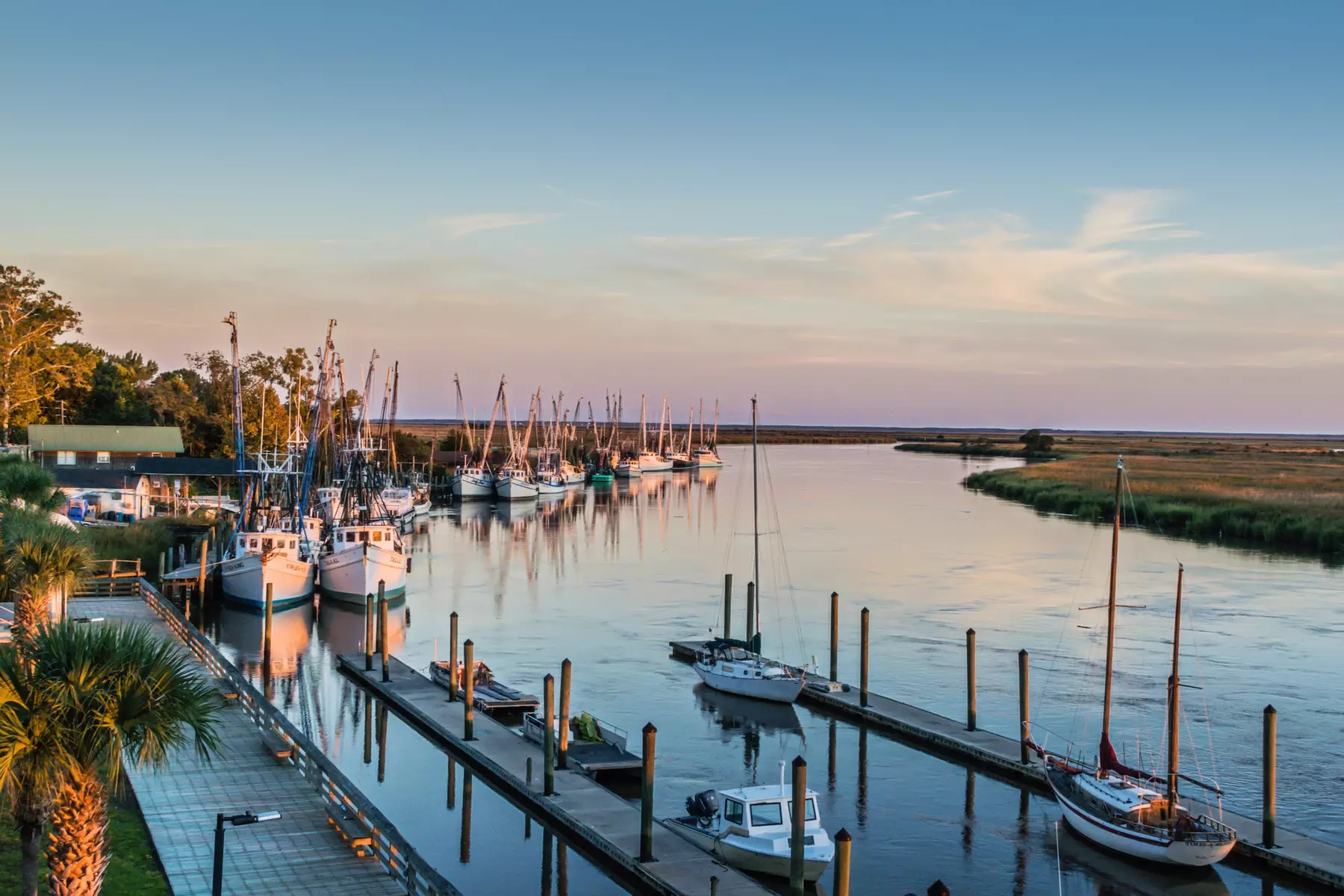 Ito ay isang larawan ng mga shrimp boat sa isang tidal river sa Darien, Georgia na kinunan sa dapit-hapon.